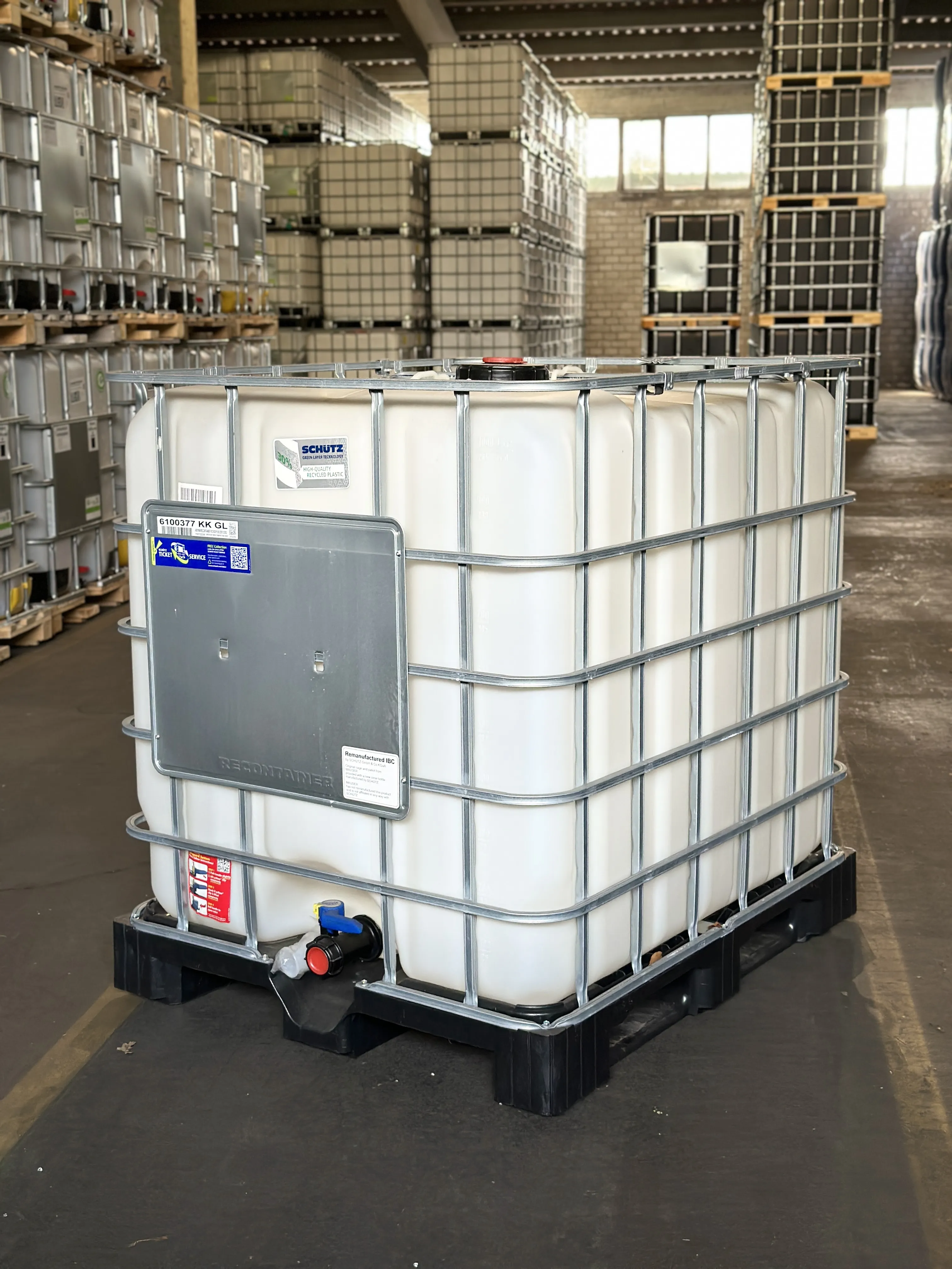 IBC Container 1000L rebottled auf Kunststoffpalette | faesser.de